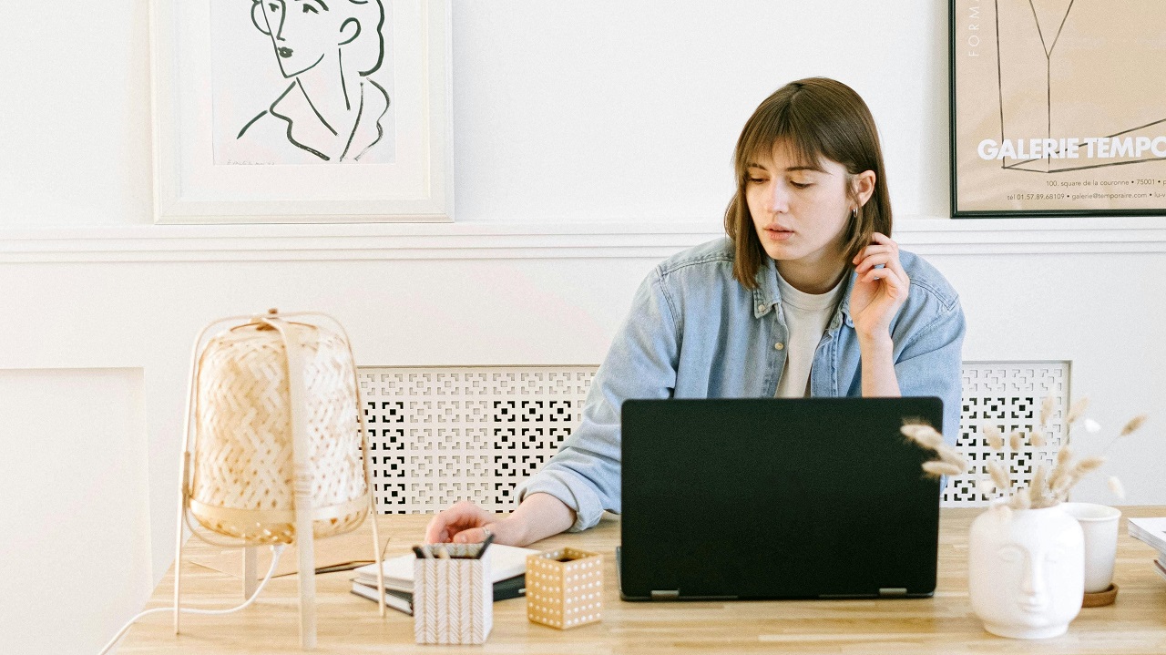 5 Quick Ways To Destress At Your Desk | Cubicle Therapy